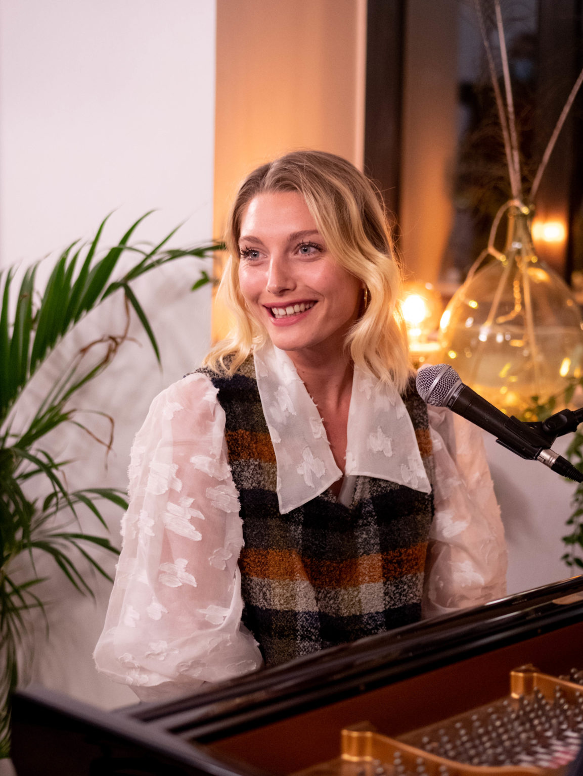 Janie nous emporte dans un tourbillon d’émotion en piano-voix chez On ...