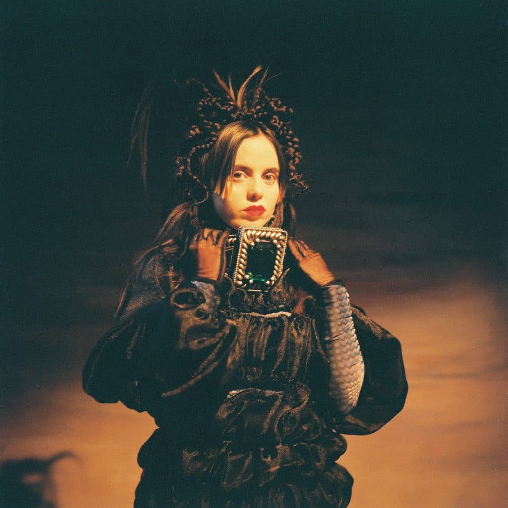 Mathilde Fernandez mène la vie de château dans « Temple Sourire ...